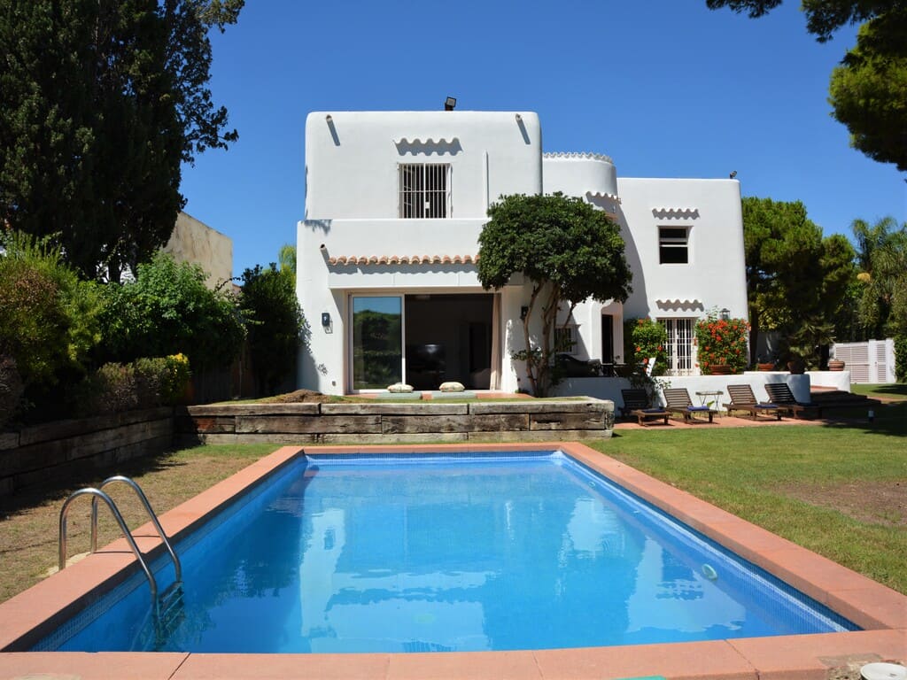 House with private pool for rent - Weeklyvillas